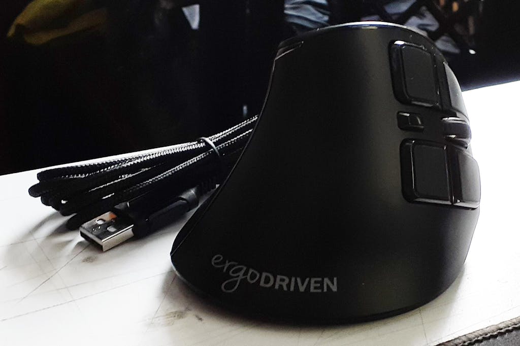 Om Ergonomic Mouse with Screen | Wireless Vertical Handshake Mouse ...