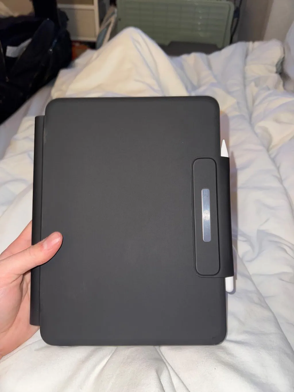 White Magnetic keyboard case for your Apple iPad 10th Gen | ESR Rebound