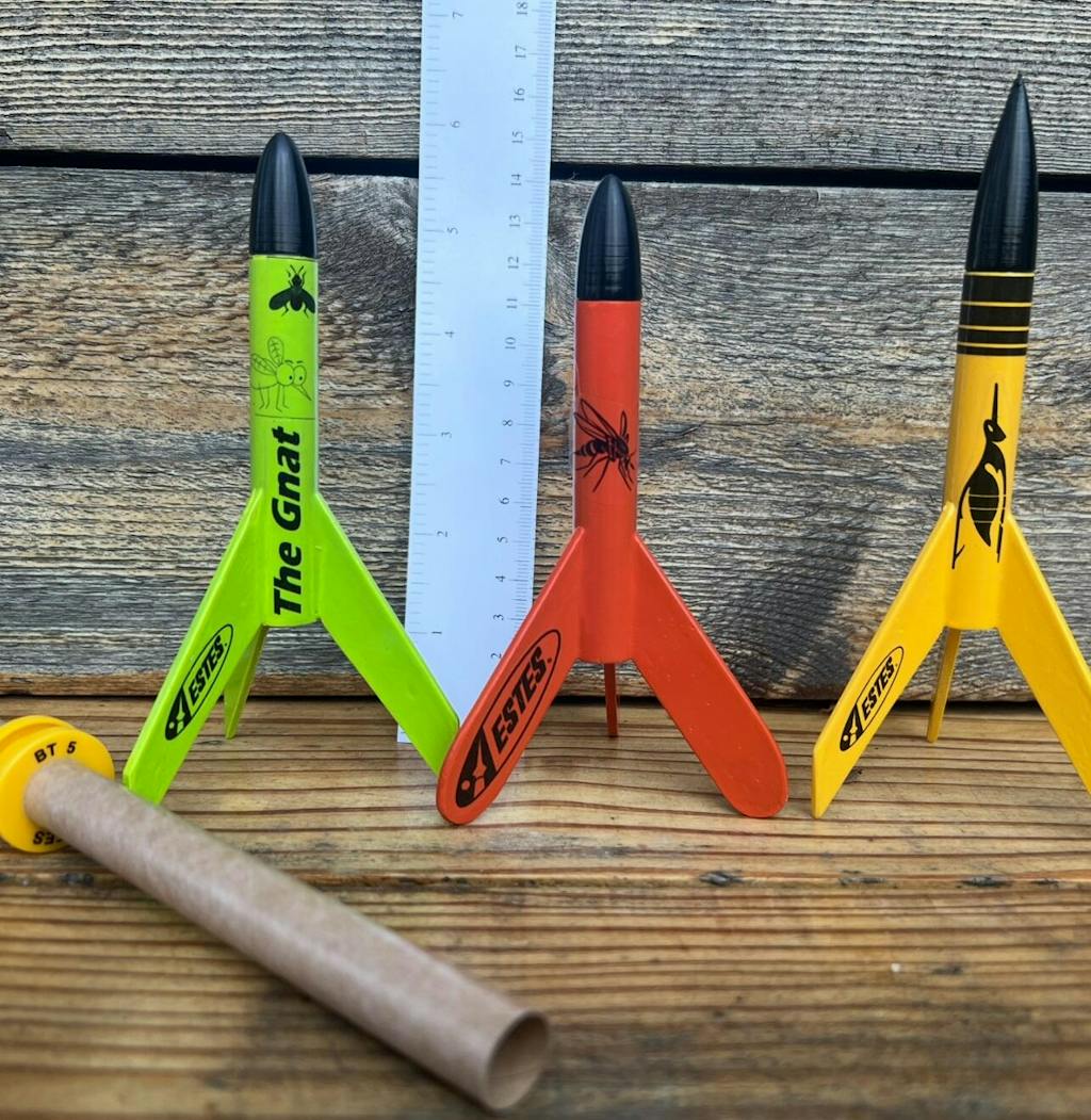 220 Swift™ Rocket - Mini Engine Power and 850 ft Flights | Estes Rockets