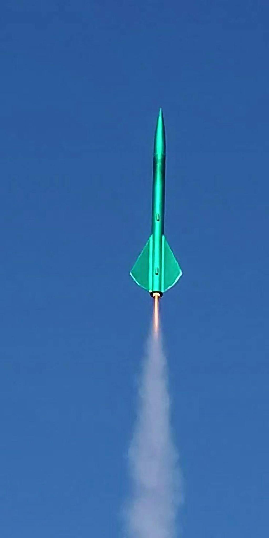 Hi-Flier® XL Model Rocket - Soar Over 1300 Feet | Estes Rockets