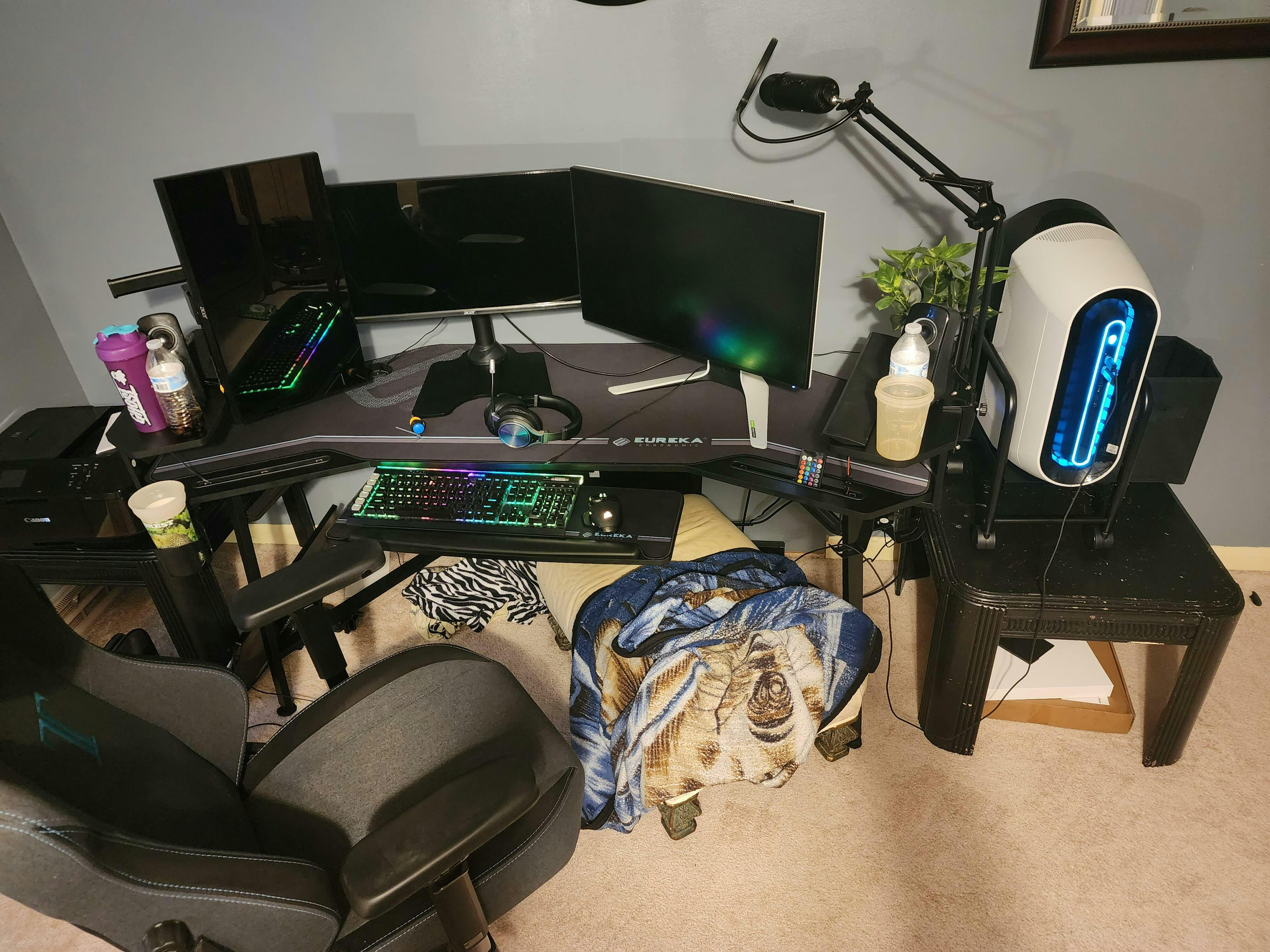 GAMING DESK | Aero 72 Wing-Shaped Large Gaming Desk with Keyboard Tray ...