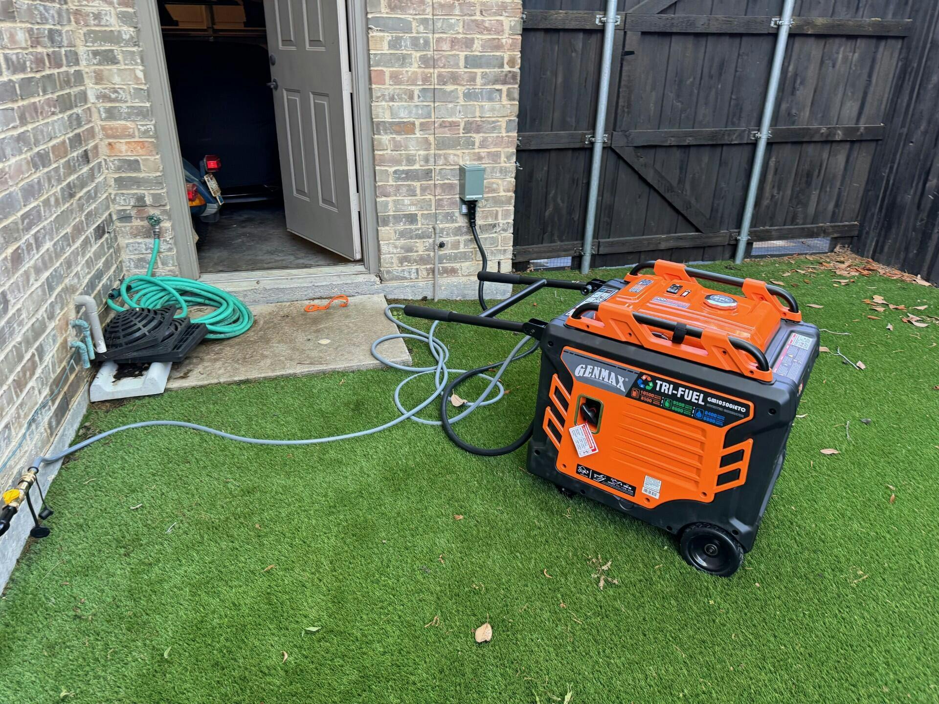 GENMAX GM10500iETC Tri-Fuel Inverter Generator 8500W/10500W 50 Amp Rem ...