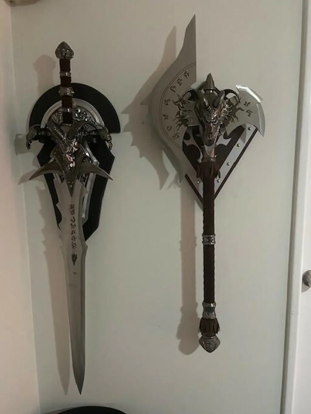 WORLD OF WARCRAFT – FROSTMOURNE AND SHADOWMOURNE SET (with FREE WALL P ...