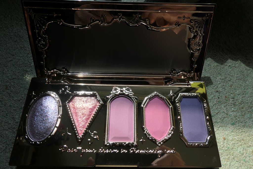 Violet Strawberry Rococo Eyeshadow Palette – Flower Knows