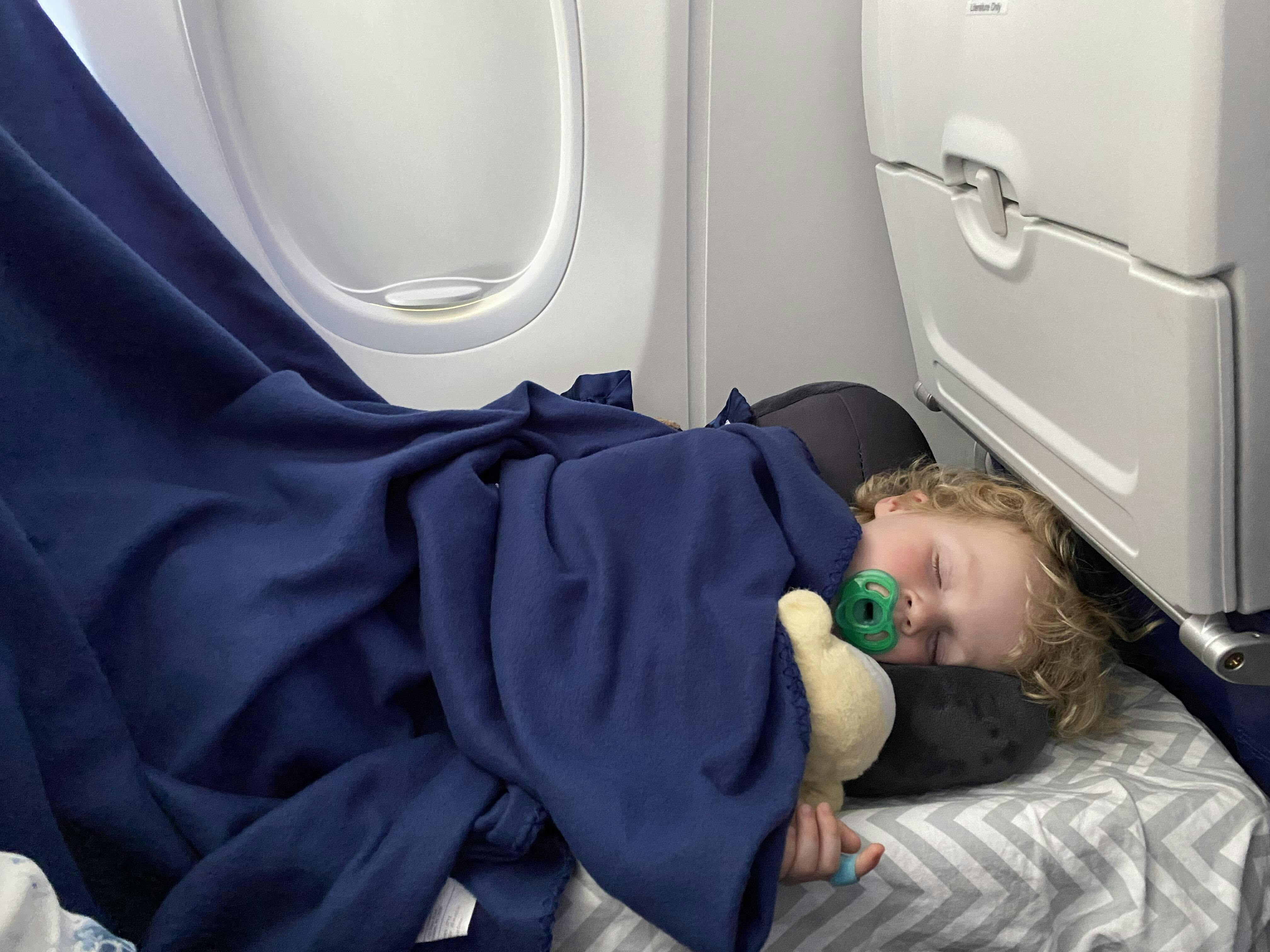 REVIEWS: Flyaway Kids Bed - BEST sleeping aid for your child on planes ...
