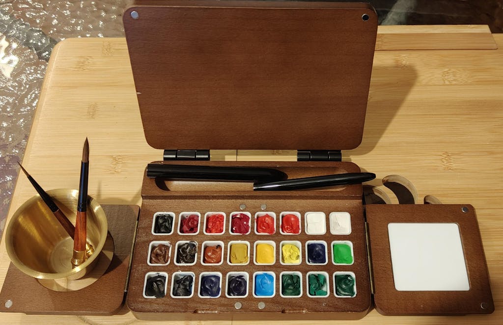 Fuumuui Travel Watercolor Palette 24 Grids Foldable with 2pcs Sable Tr