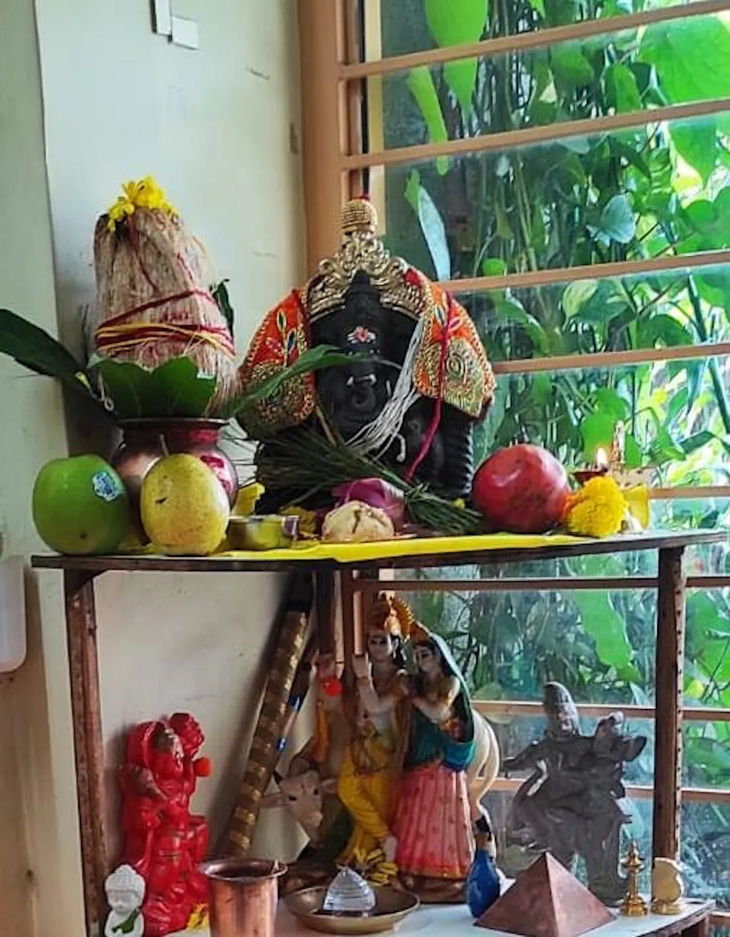 Giri - Ganesh Murti with Arch (Clay) | Ganpati Murti For Puja