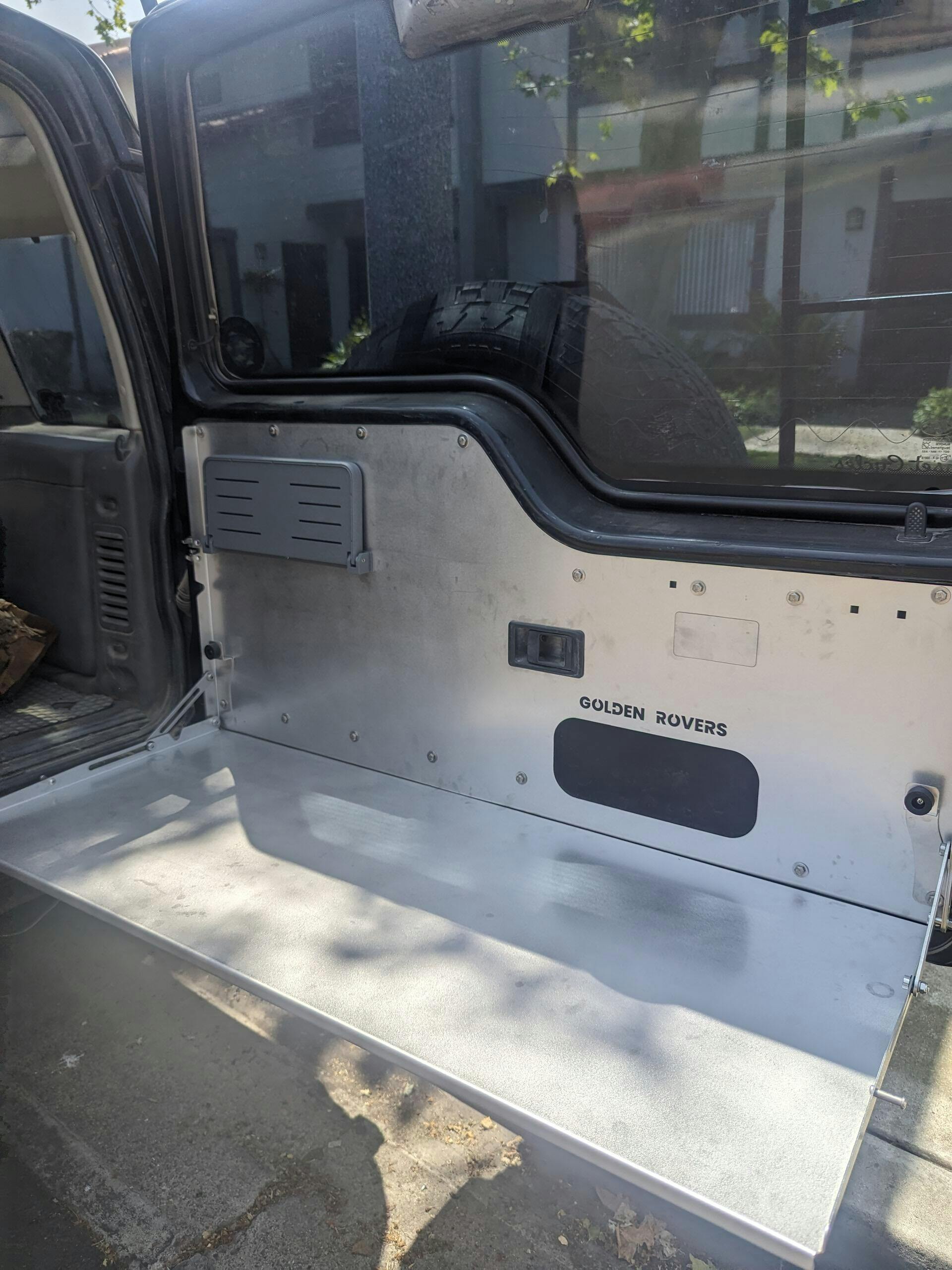 Discovery 1 & 2 Folding Tailgate Table – Golden Rovers