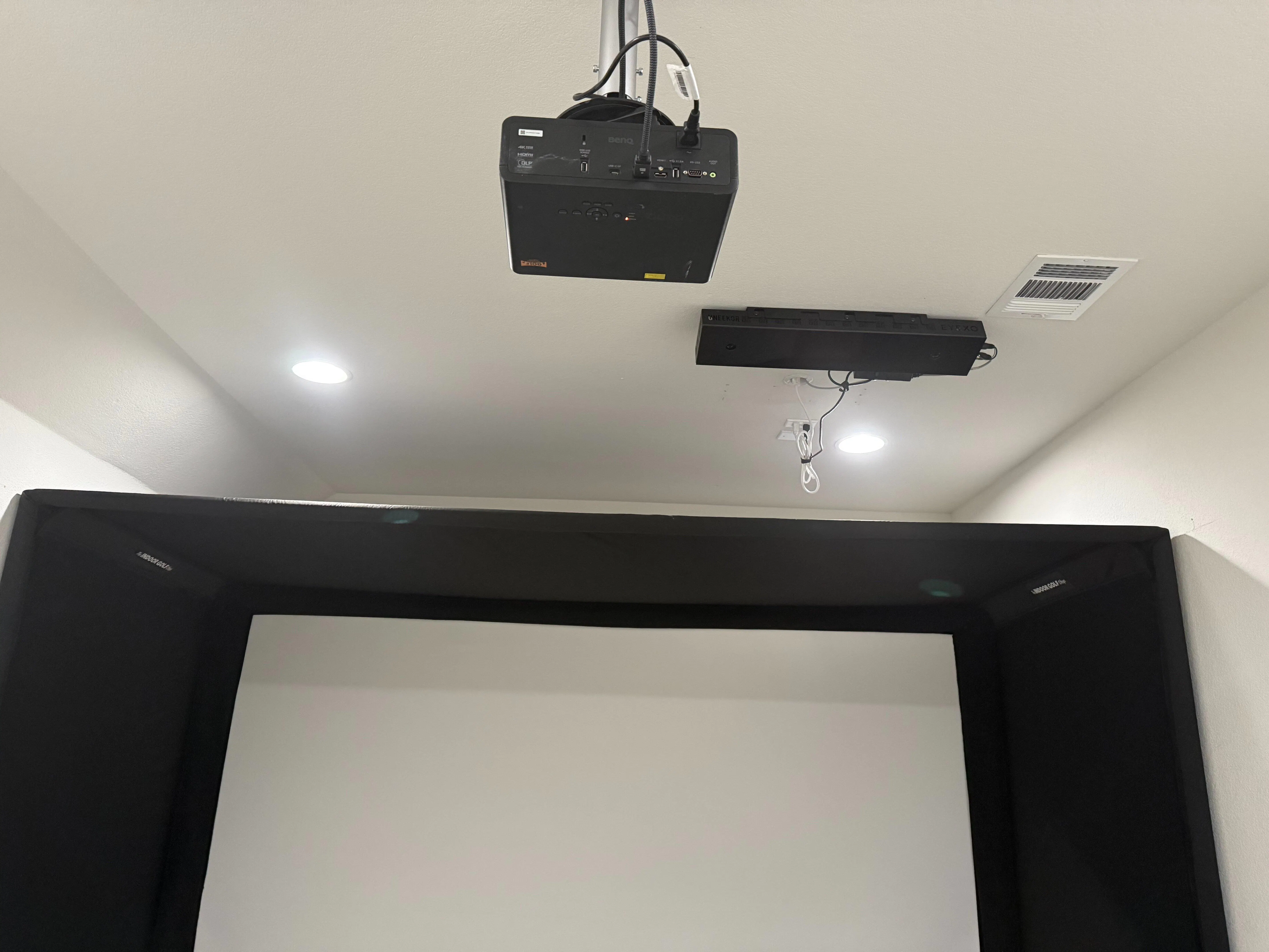 BenQ AK700ST 4000 Lumens Short Throw 4K Laser Golf Simulator Projector ...