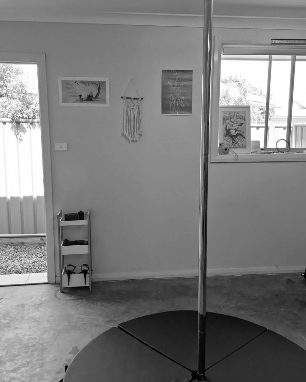 Portable Dancing Pole - Static and Spinning (Chrome) - Gym Plus