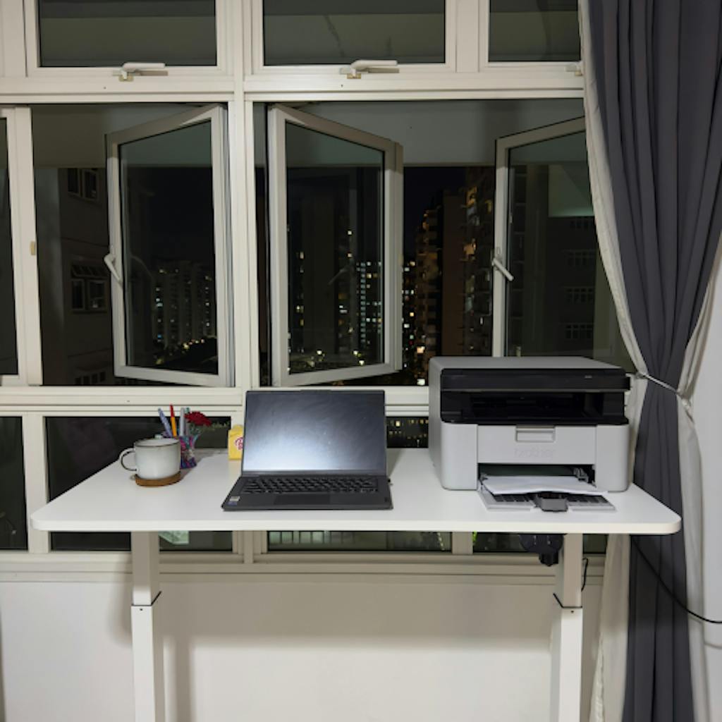 BRISKA White Standing Desk - Harunamu