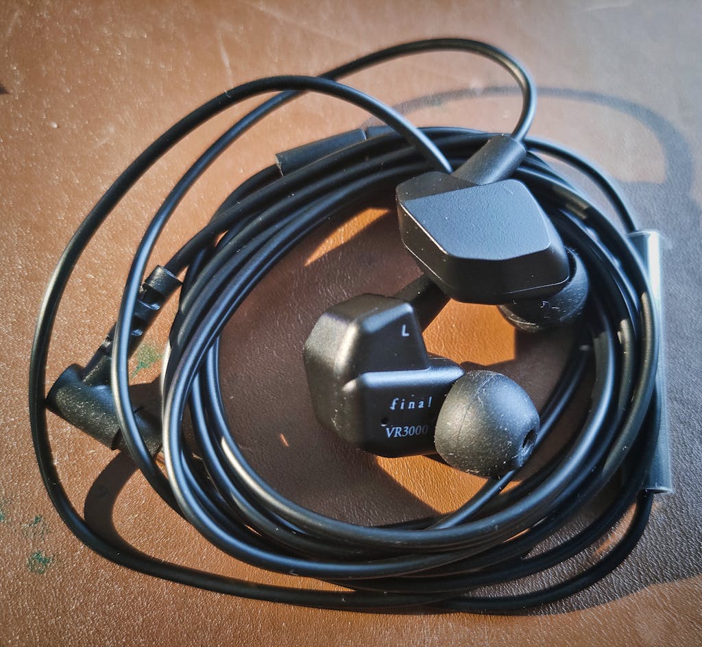 Final VR3000 Gaming Earphone with Mic Online