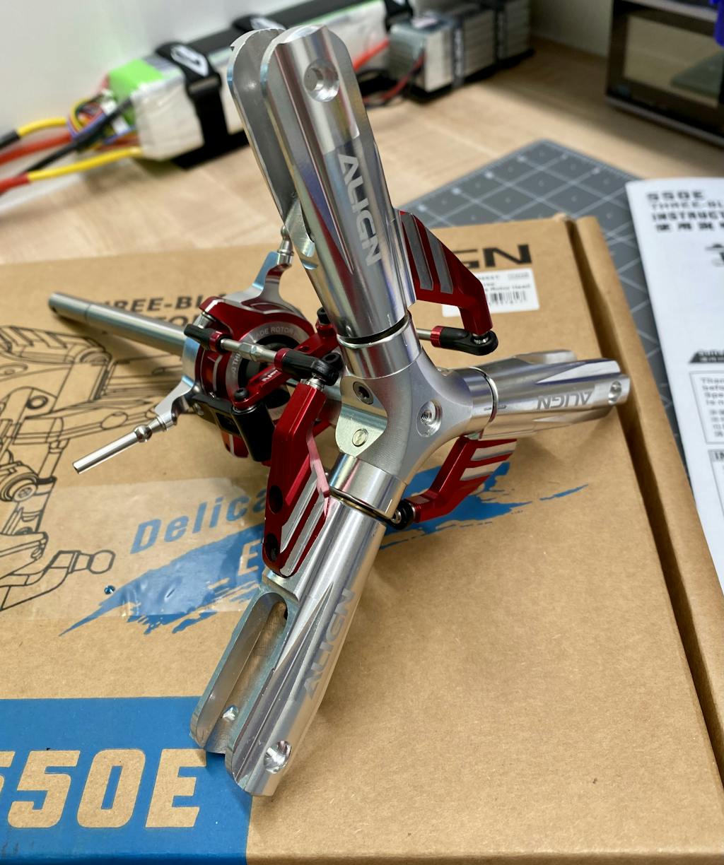 Align T-Rex 550DFC/550L/550X 3-Bladed Main Rotor Head Set | HeliDirect