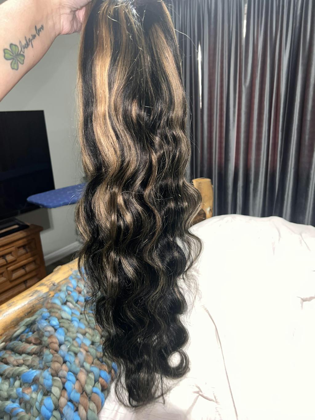 Put on go® Wigs Straight / Body Wave 220% Density Blonde Highlight Glu ...