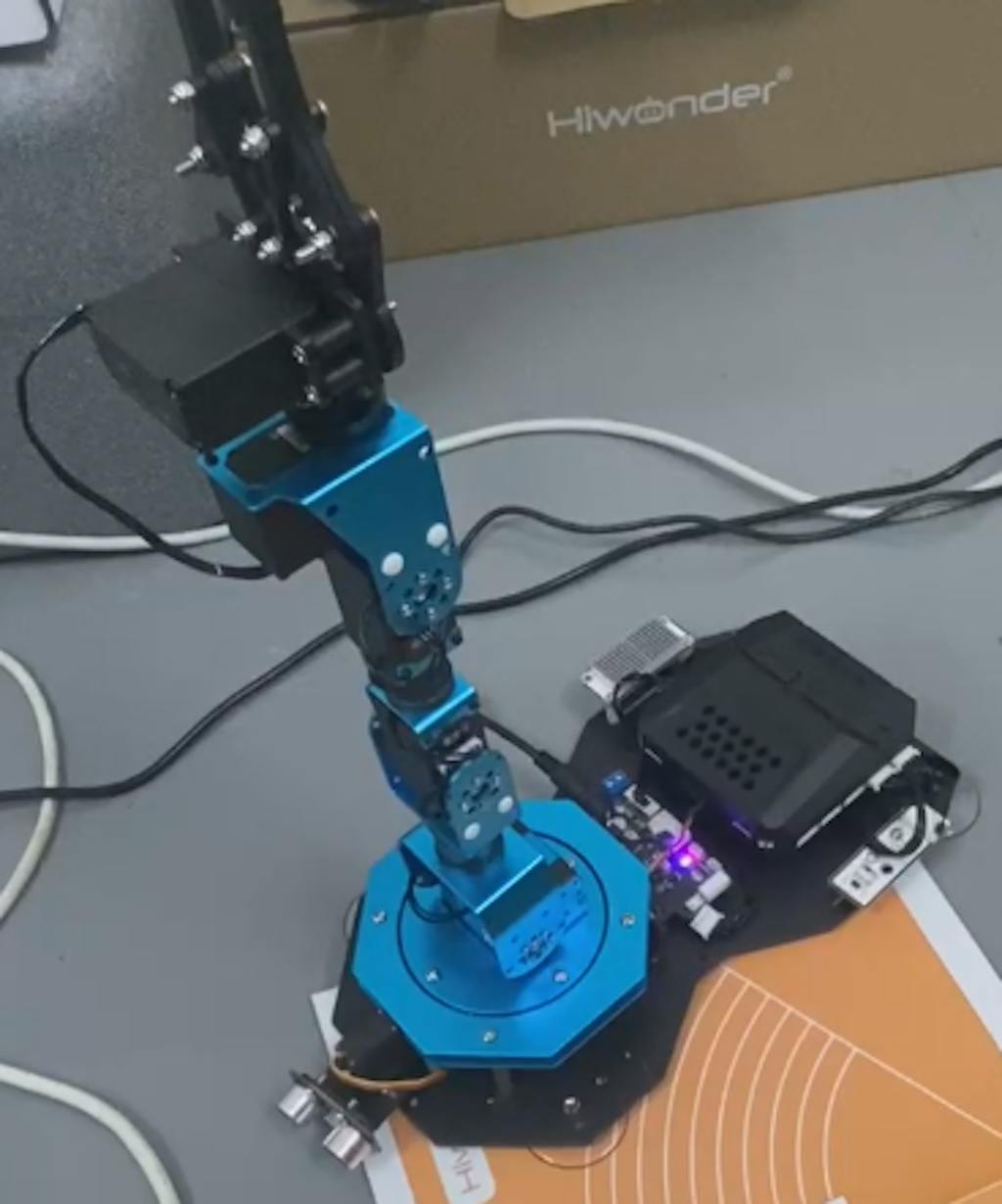 xArm 2.0: Hiwonder New Intelligent Robotic Arm Support Scratch & Pytho