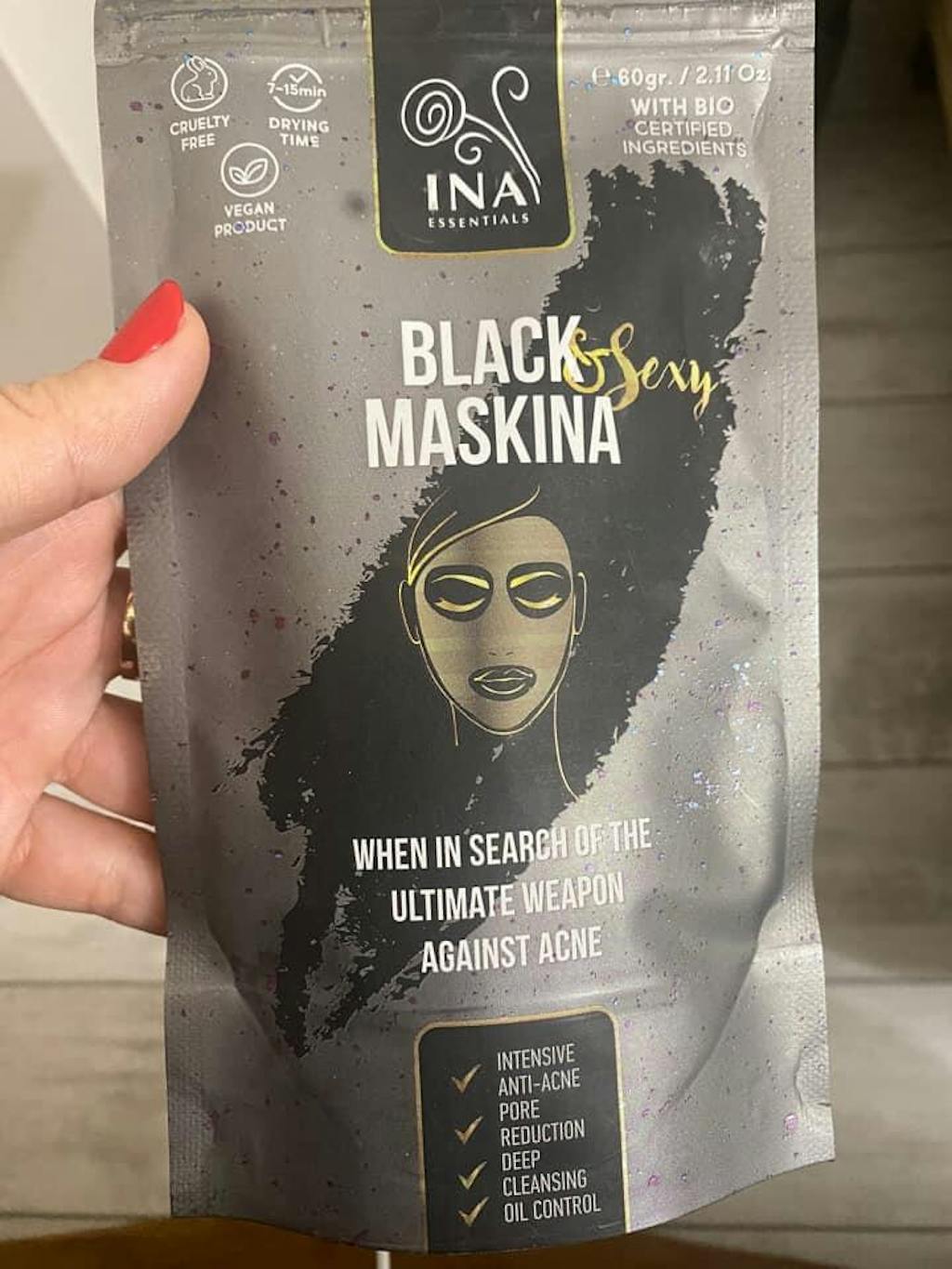 Maska na tvár - Čierna Maskina | Akné a Čierne bodky | InaEssentials.SK