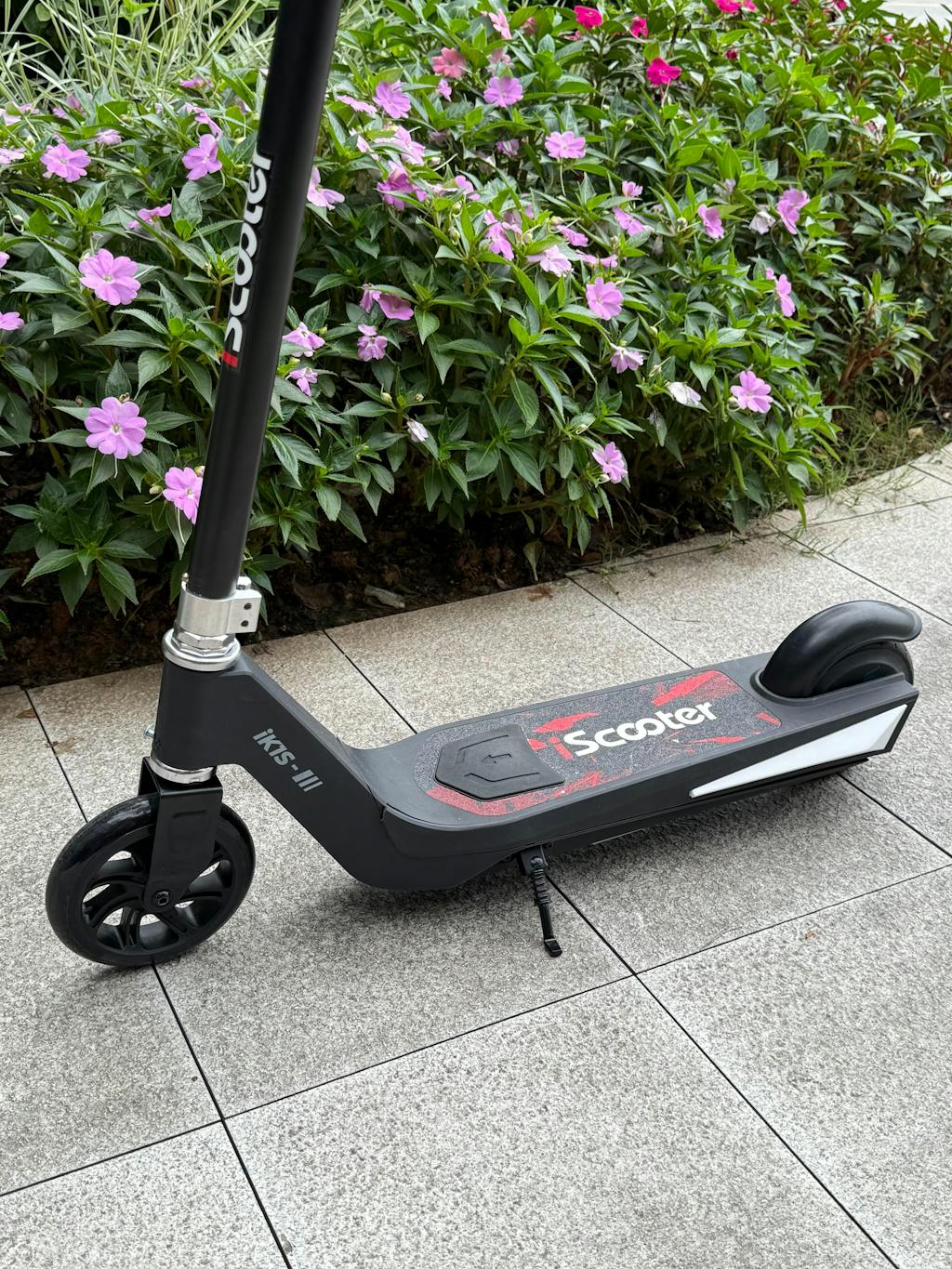 iK1S / B2 Kids Electric Scooter with Colorful Flashing Wheels | iScooter