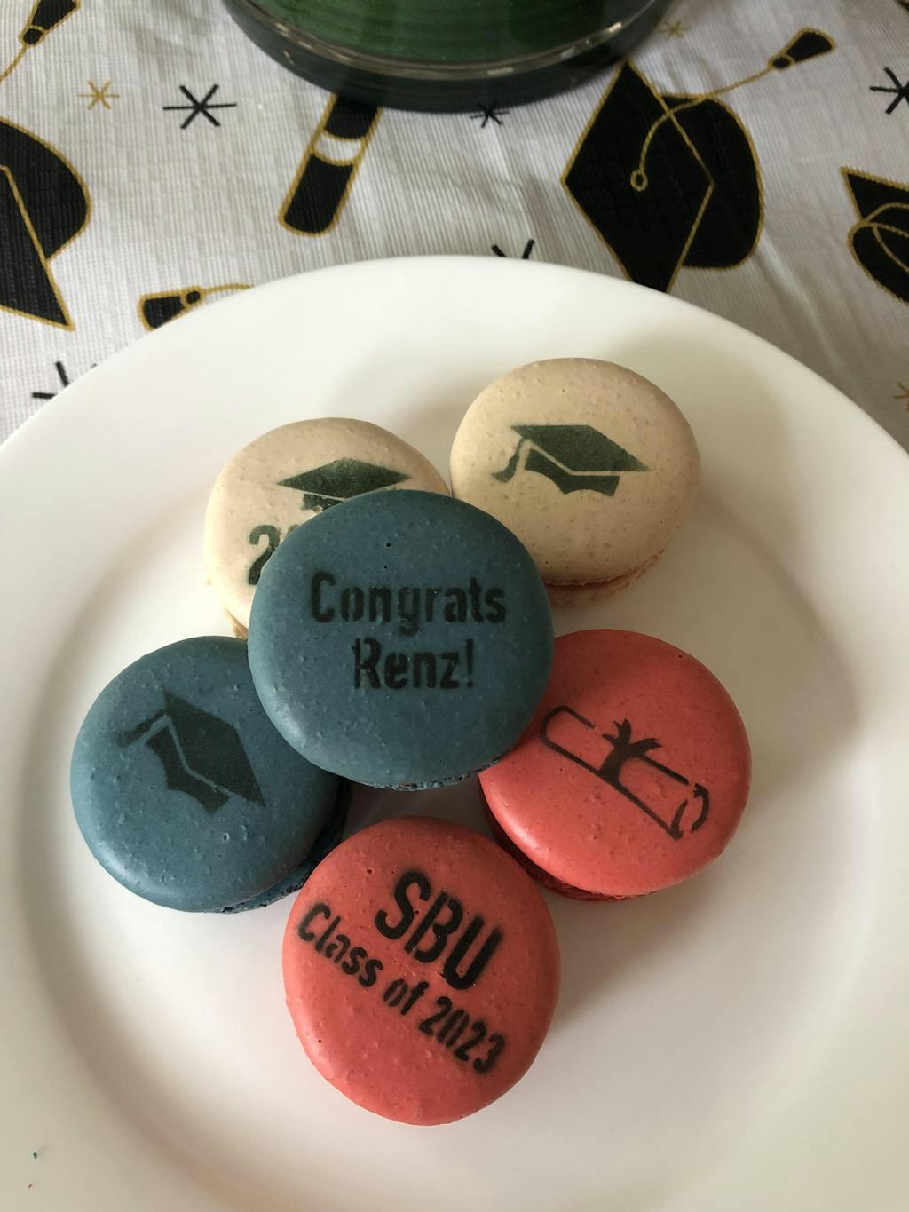 Graduation Macarons – Izzy Macarons