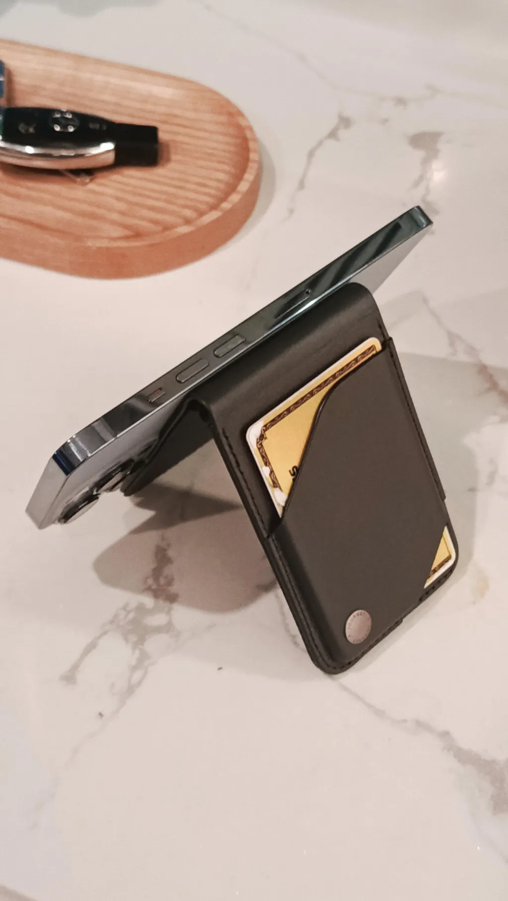 LOC8 VERSA Money Clip MagSafe Finder Wallet and Stand