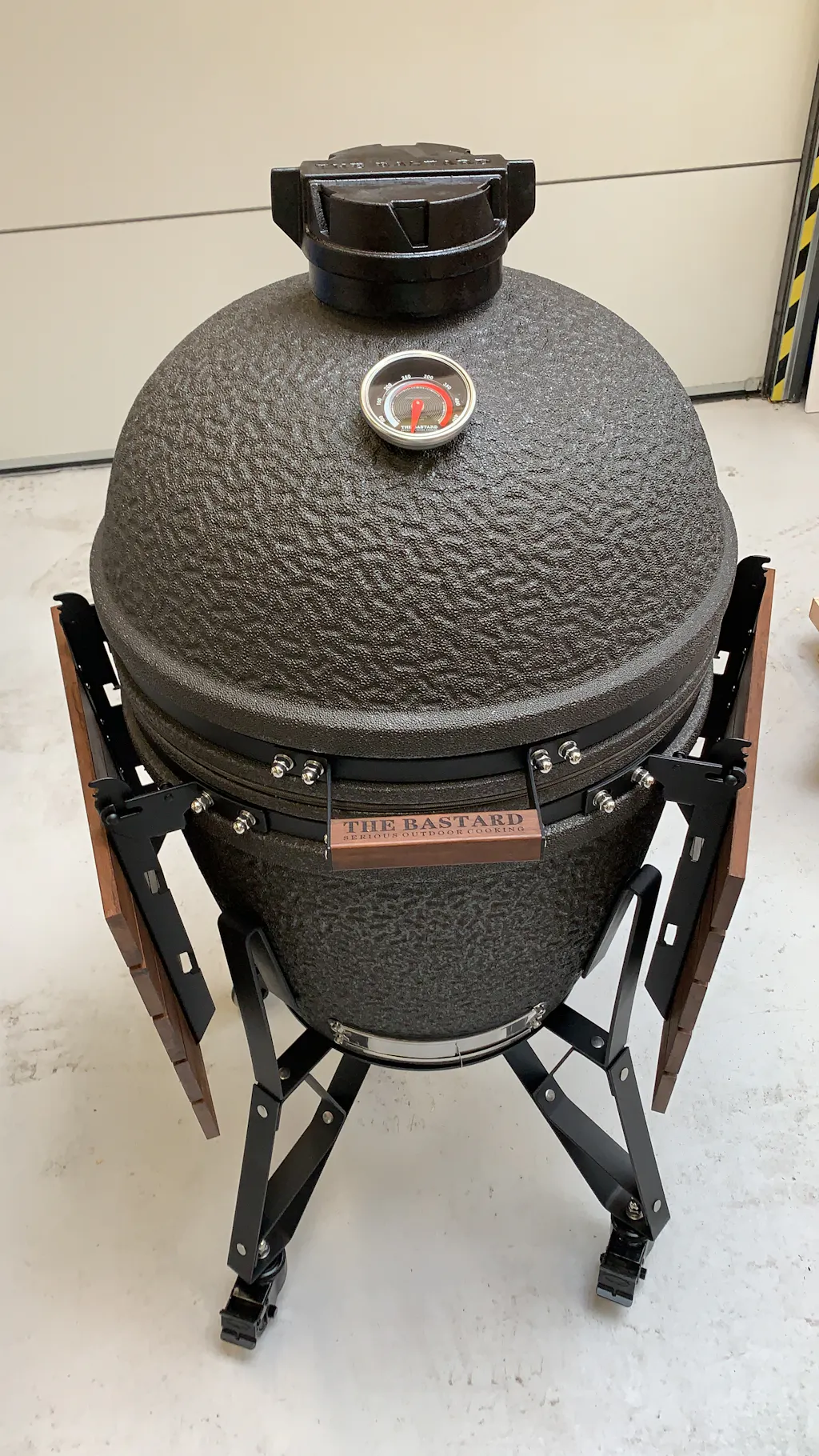 Bestel je Bastard Gietijzeren Rooster Large bij Kamado Express