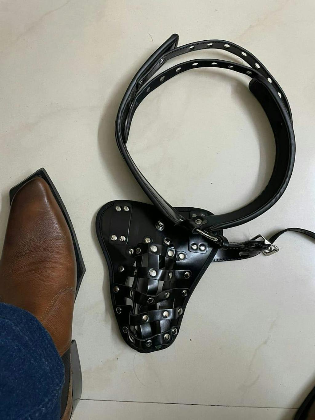 MEN’S CHASTITY LEATHER G-STRING THONGS – Kamasstudio