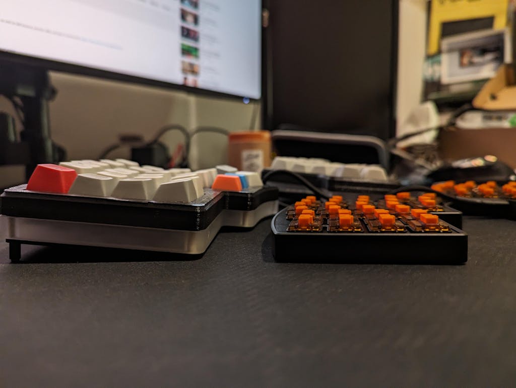 Iris CE - Low-Profile Split Ergonomic Keyboard (Pre-Built) – Keebio