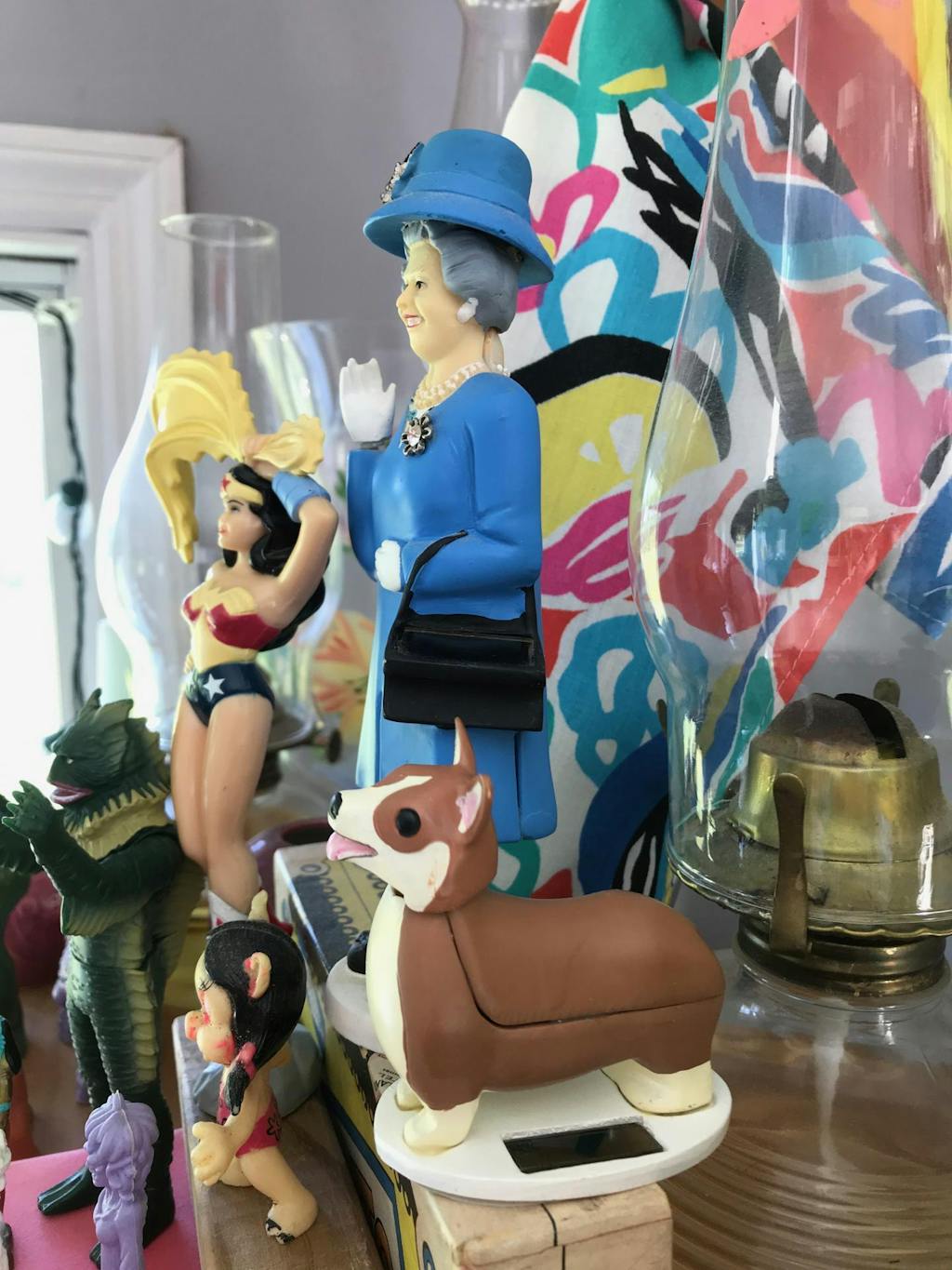 Solar Corgi – Kikkerland Design Inc