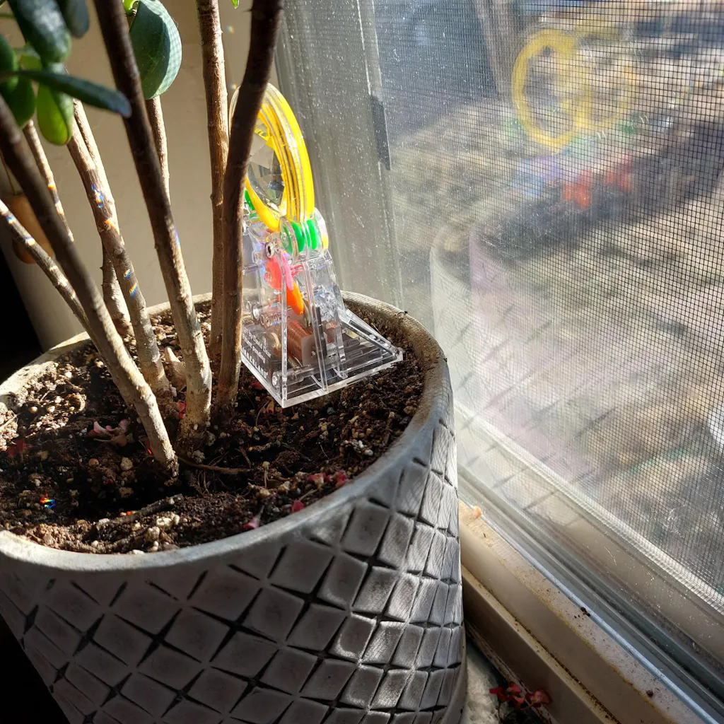 Solar Powered Standing RainbowMaker® – Kikkerland Design Inc