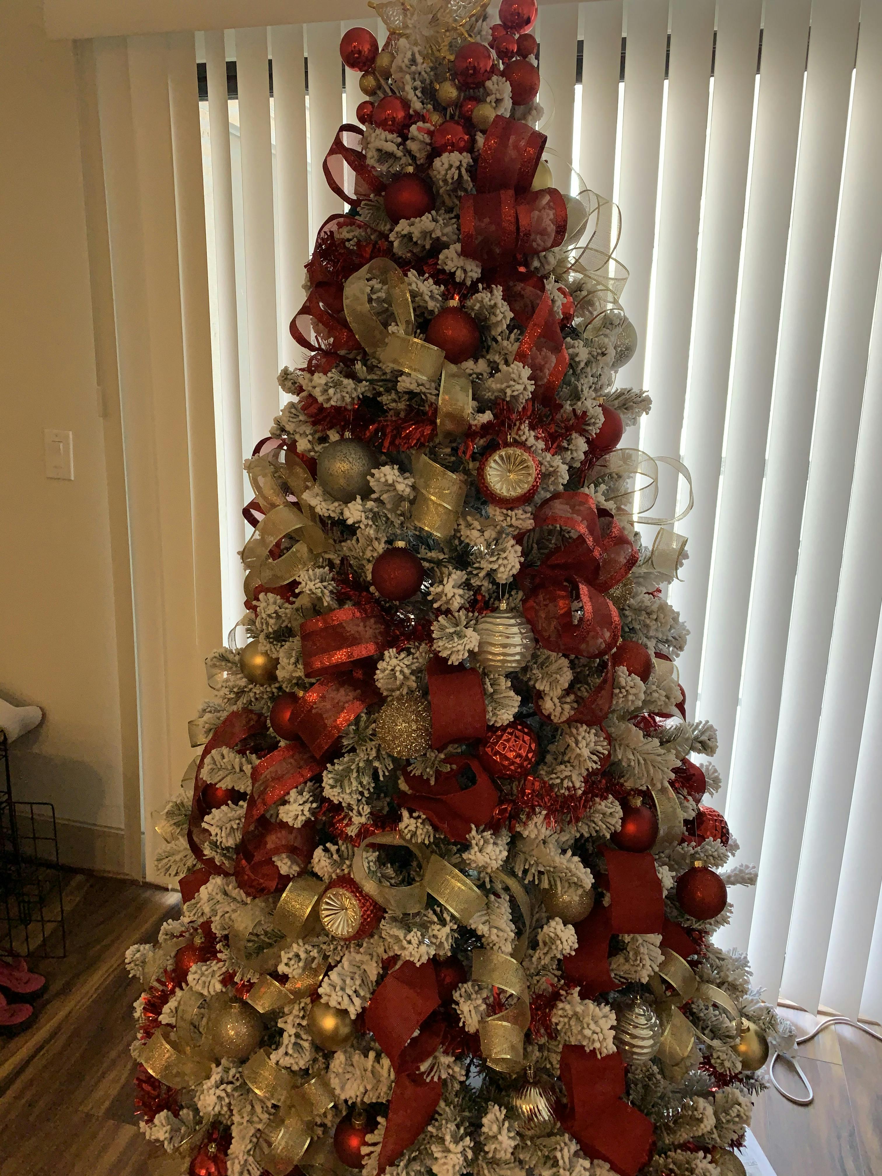 10 Foot Prince Flock Artificial Christmas Tree 750 LED Lights – King of ...