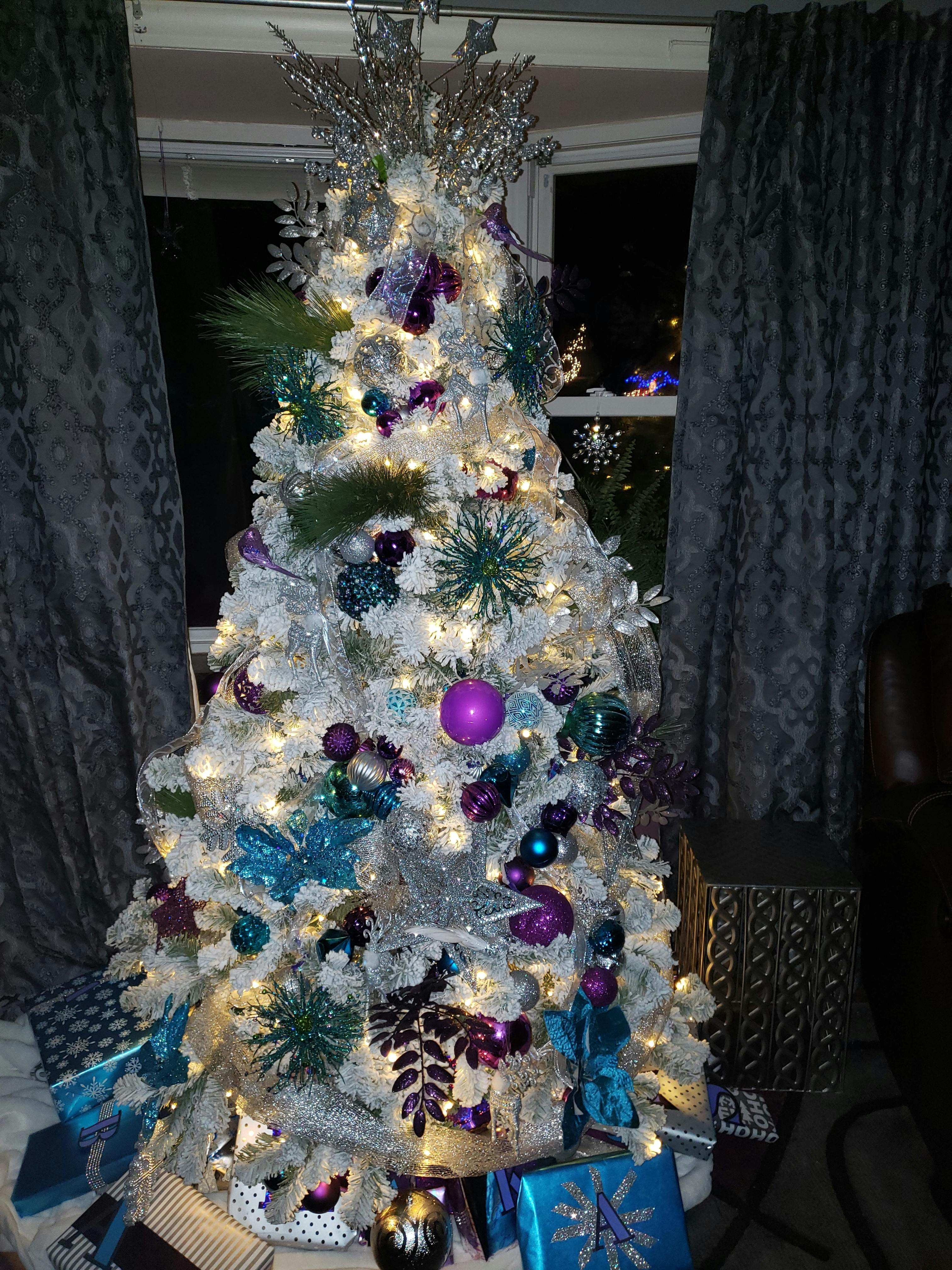 10 Foot Prince Flock Artificial Christmas Tree 750 LED Lights – King of ...