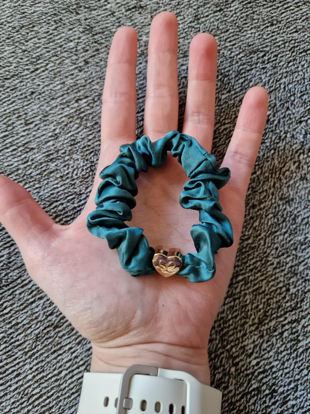By Eloise Gold Heart Silk Scrunchie –⁠ Chive Green – Kudrnaté vlasy