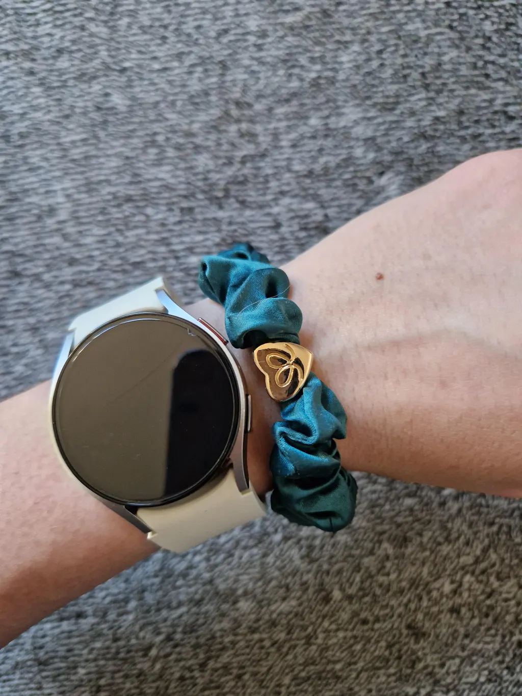 By Eloise Gold Heart Silk Scrunchie –⁠ Chive Green – Kudrnaté vlasy
