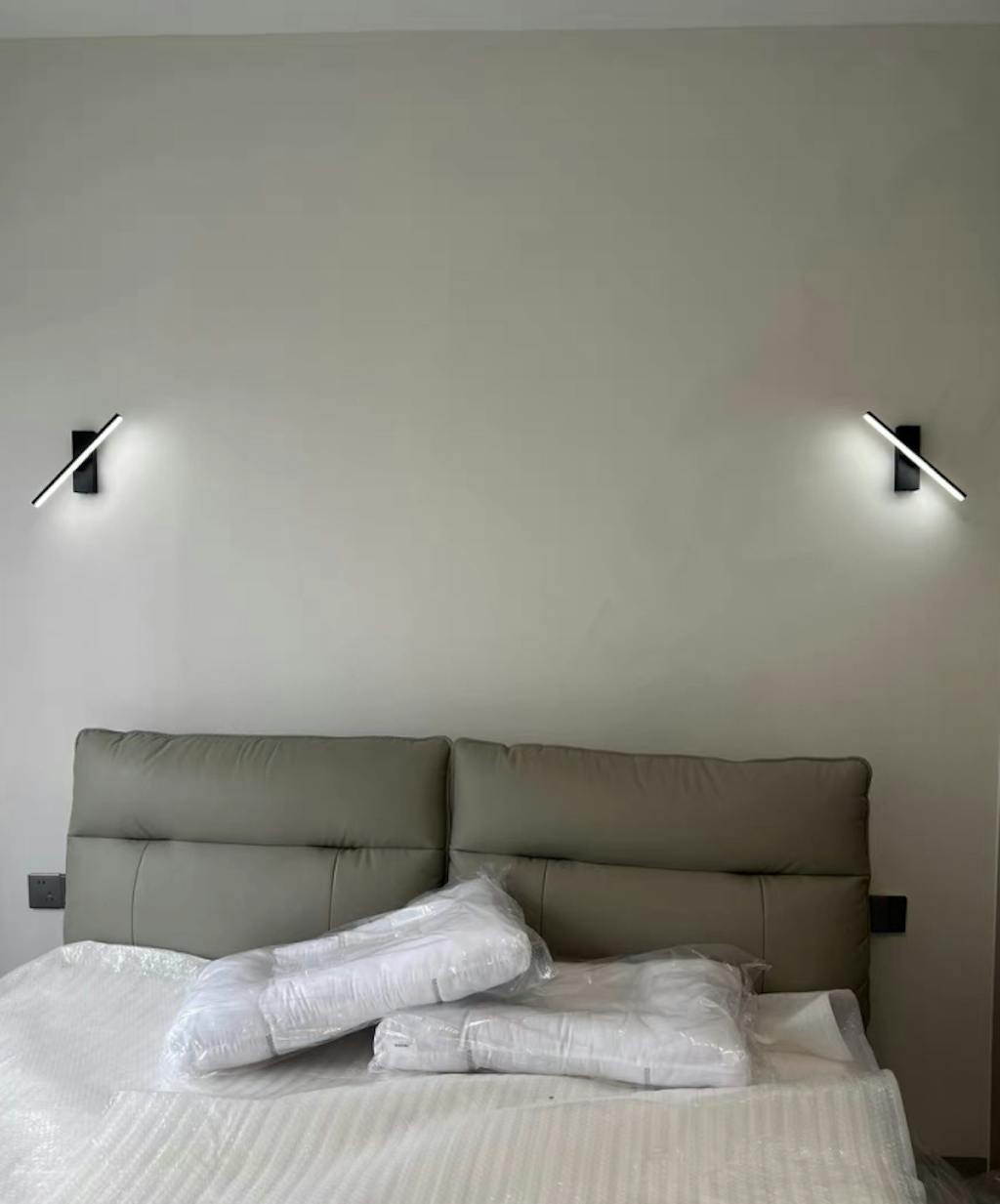 Lampsmodern Simple Rotatable LED Wall Lamp Modern Black Wall Scone