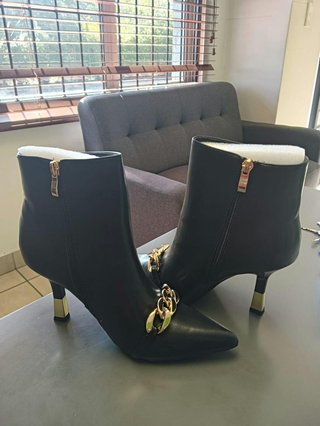 Heeled Ankle Pointy Boot With Toe Chain Detail - Black – LEGiT