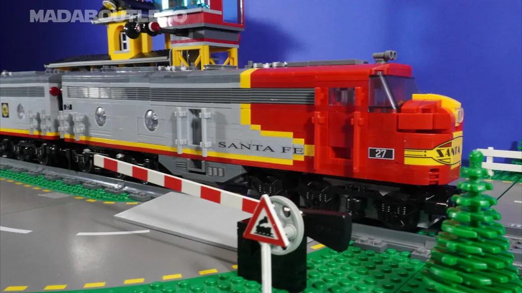 MOC-47988 Static Version 6 wide Santa Fe EMD E8B Locomotive | Letbricks