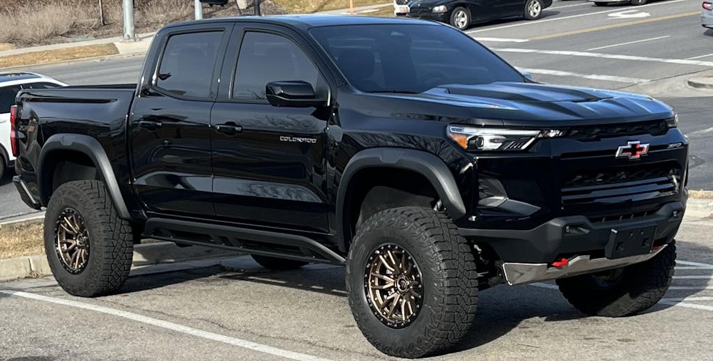 Level Up 2" Front & 1" Rear Shackle Lift Kit [23+ Colorado ZR2/ Canyon ...