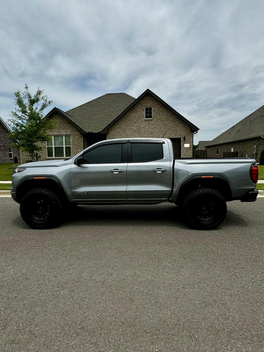 Level Up 2" Front & 1" Rear Shackle Lift Kit [23+ Colorado] – Level Up ...