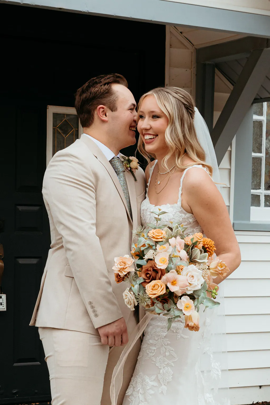 Medium Free-Form Bridal Bouquet in Sunny Peach & Apricot – Ling's Moment