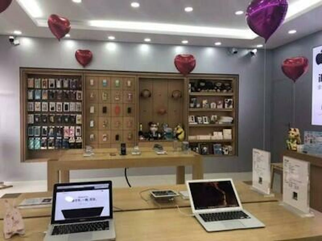 Cell Phone Display Showcase for Apple Store | Electronic Showroom ...