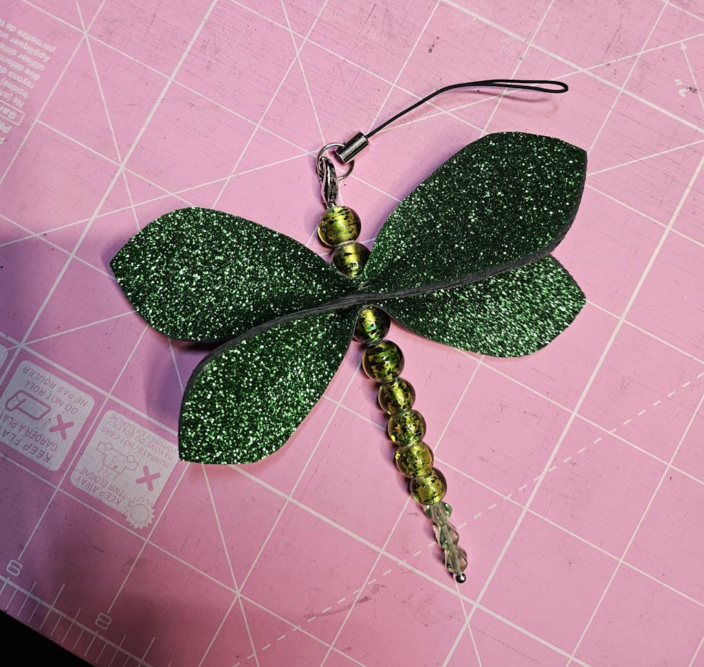 Dragonfly Keychain Charm- FREE SVG!! – Maisie Moo