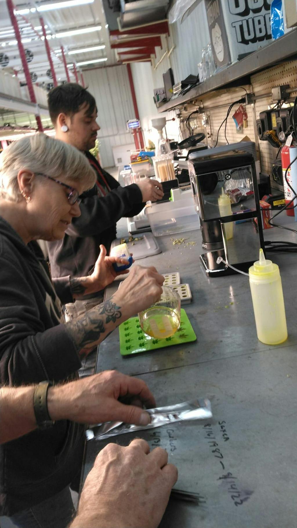 Pre-rolled Cone Filling Machine For King Size 1 1/4 84mm Pre-roll Cone ...