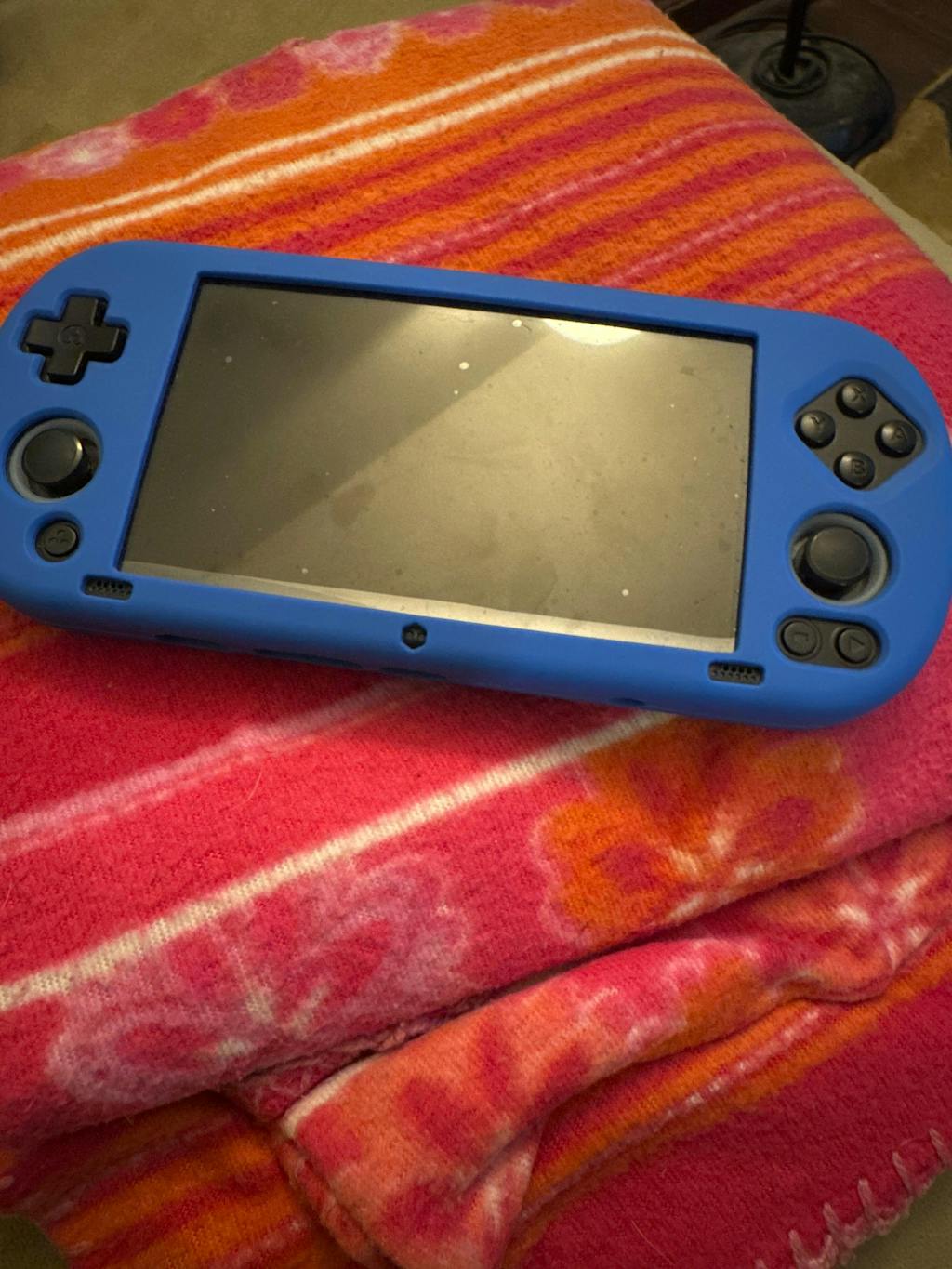 ANBERNIC RG557 vs RG556 – Comparison Chart | Mechdiy