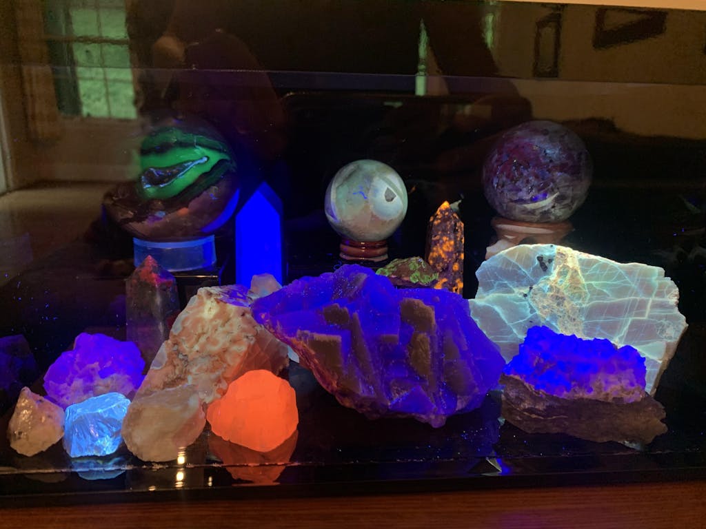 GloBox Fluorescent Mineral Display Case With 365nm UV Light – MinerShop