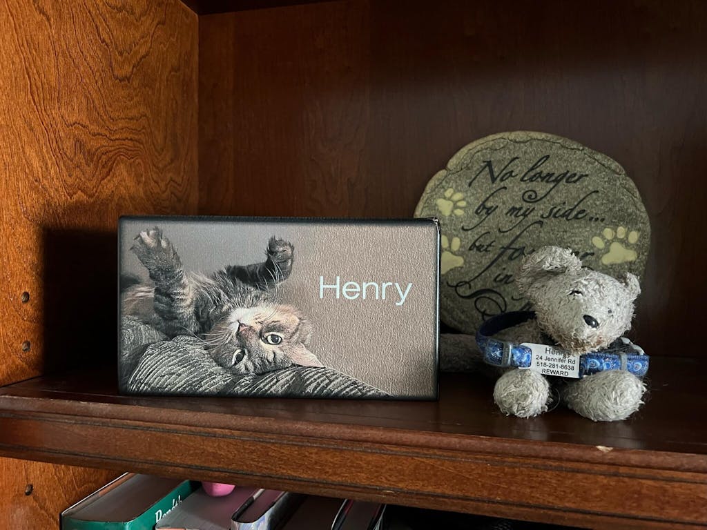 Mittens and Max Pets - Urns, Keepsakes & Jewelry