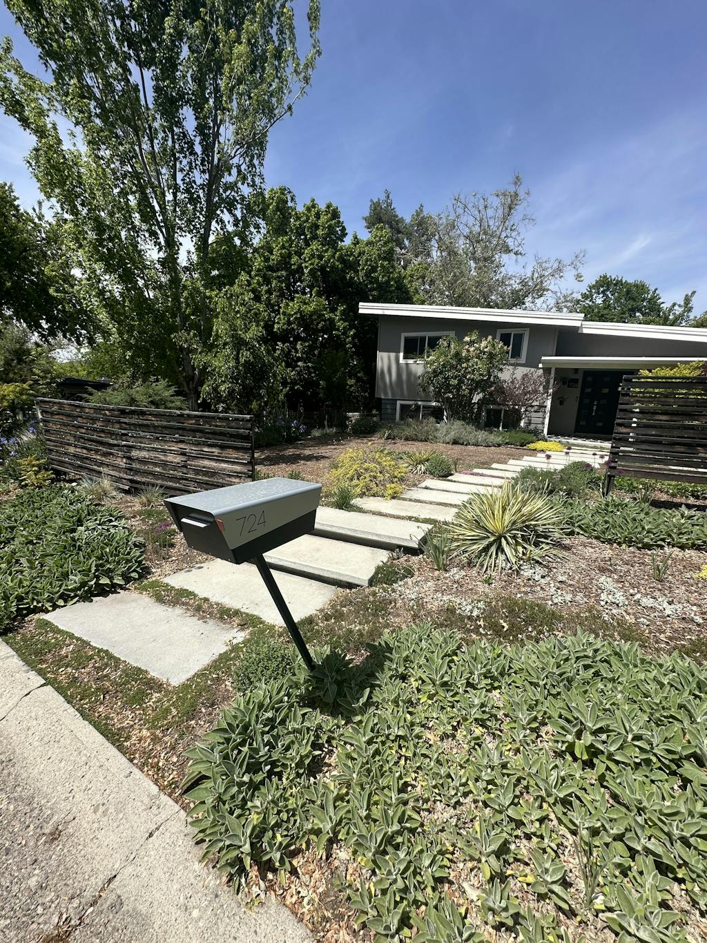 The Aerobox Modern Curbside Mailbox — Fully Customizable – modbox USA