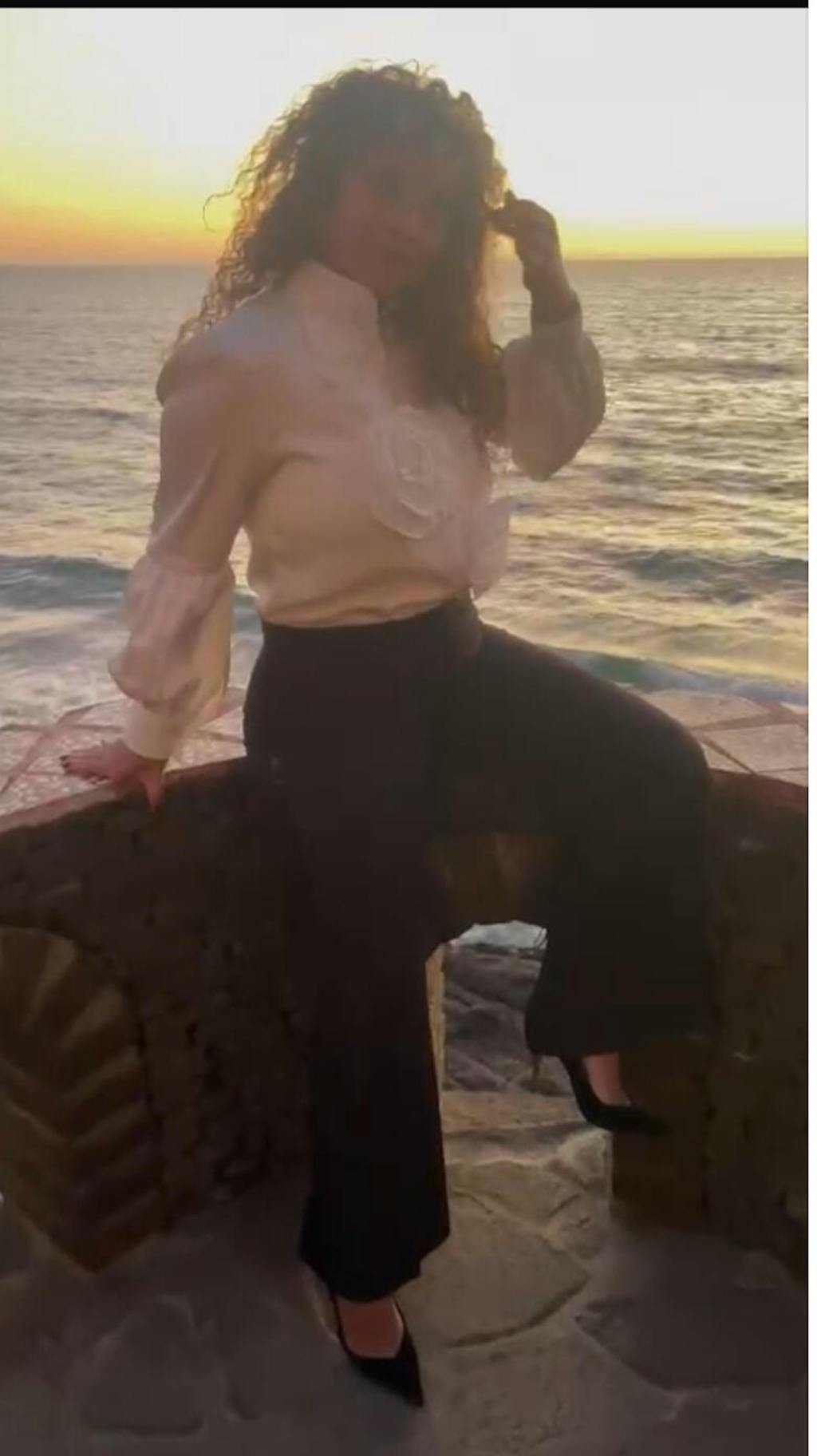 Modern White Blouse with 3D Rose Accents – Mooyius