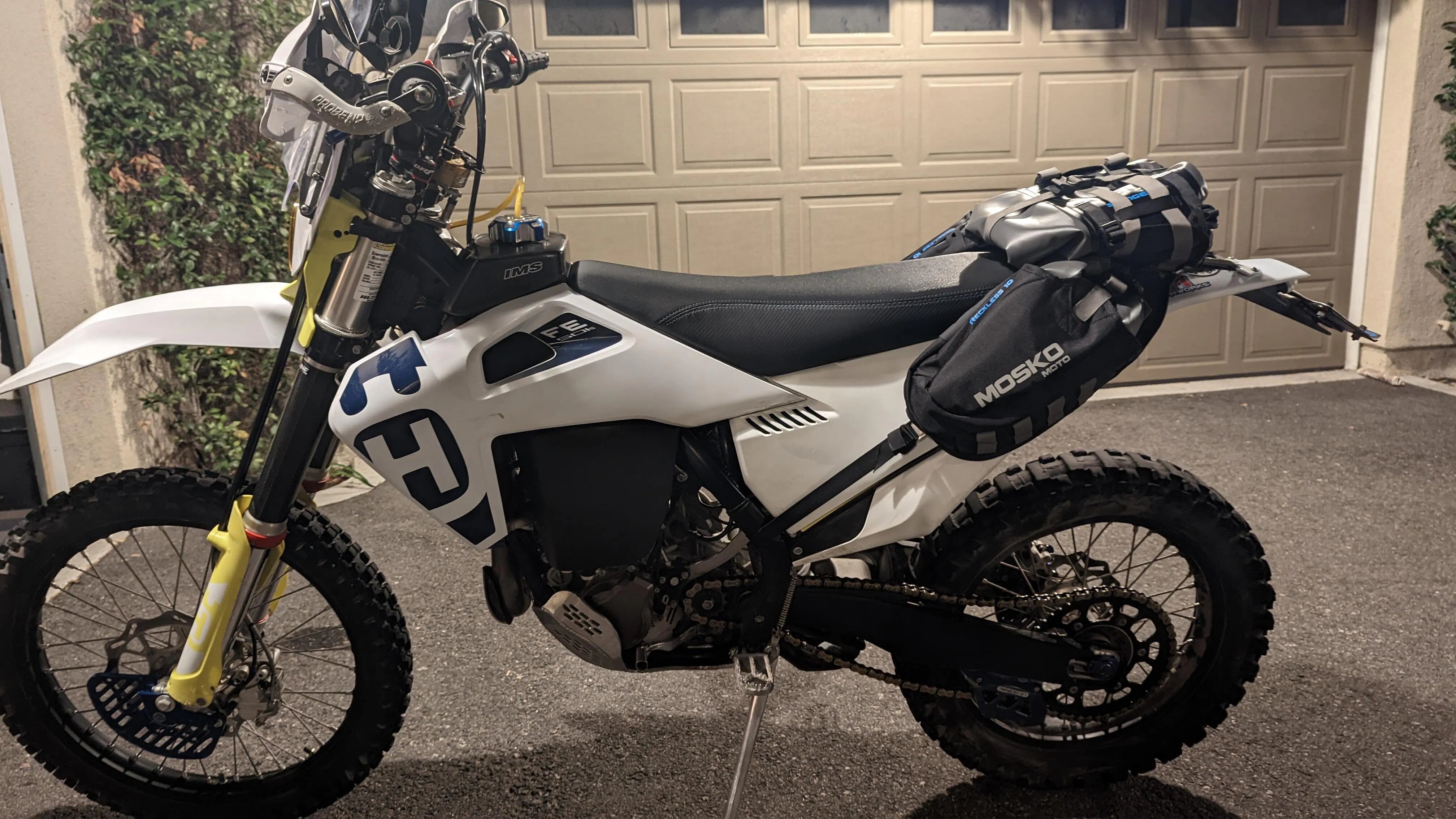 Reckless 10L v2 Motorcycle Luggage System | Mosko Moto - Mosko Moto EU