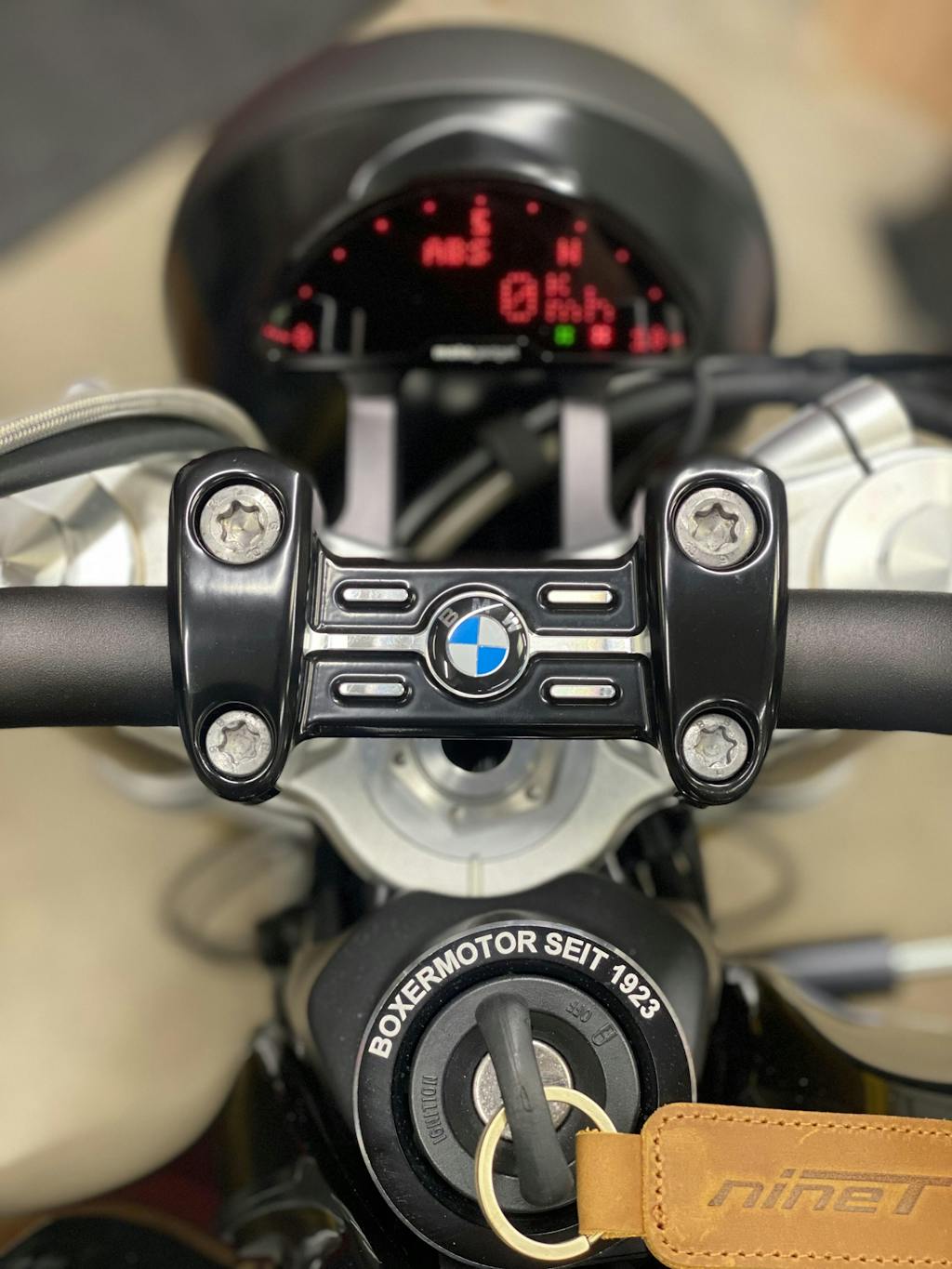 BMW R9T Plug & Ride instruments | motogadget