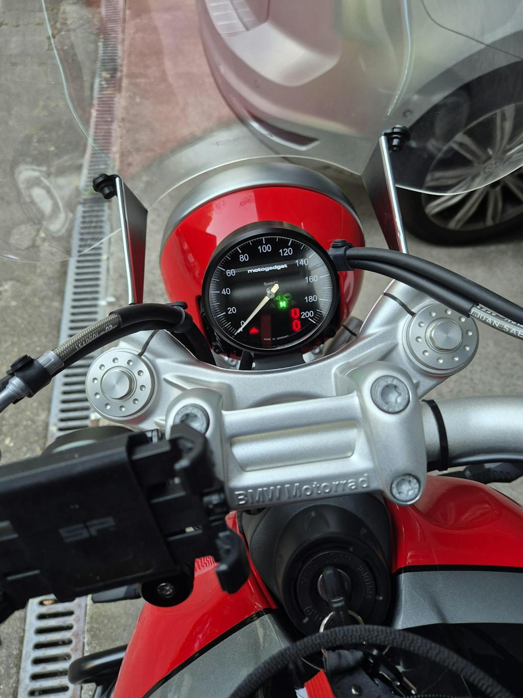 BMW R9T Plug & Ride instruments | motogadget