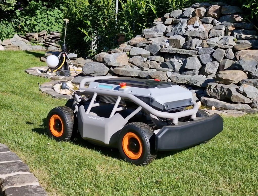 Mowrator S1 Remote Control Lawn Mower 4WD 75% Slope – Mowrator EU